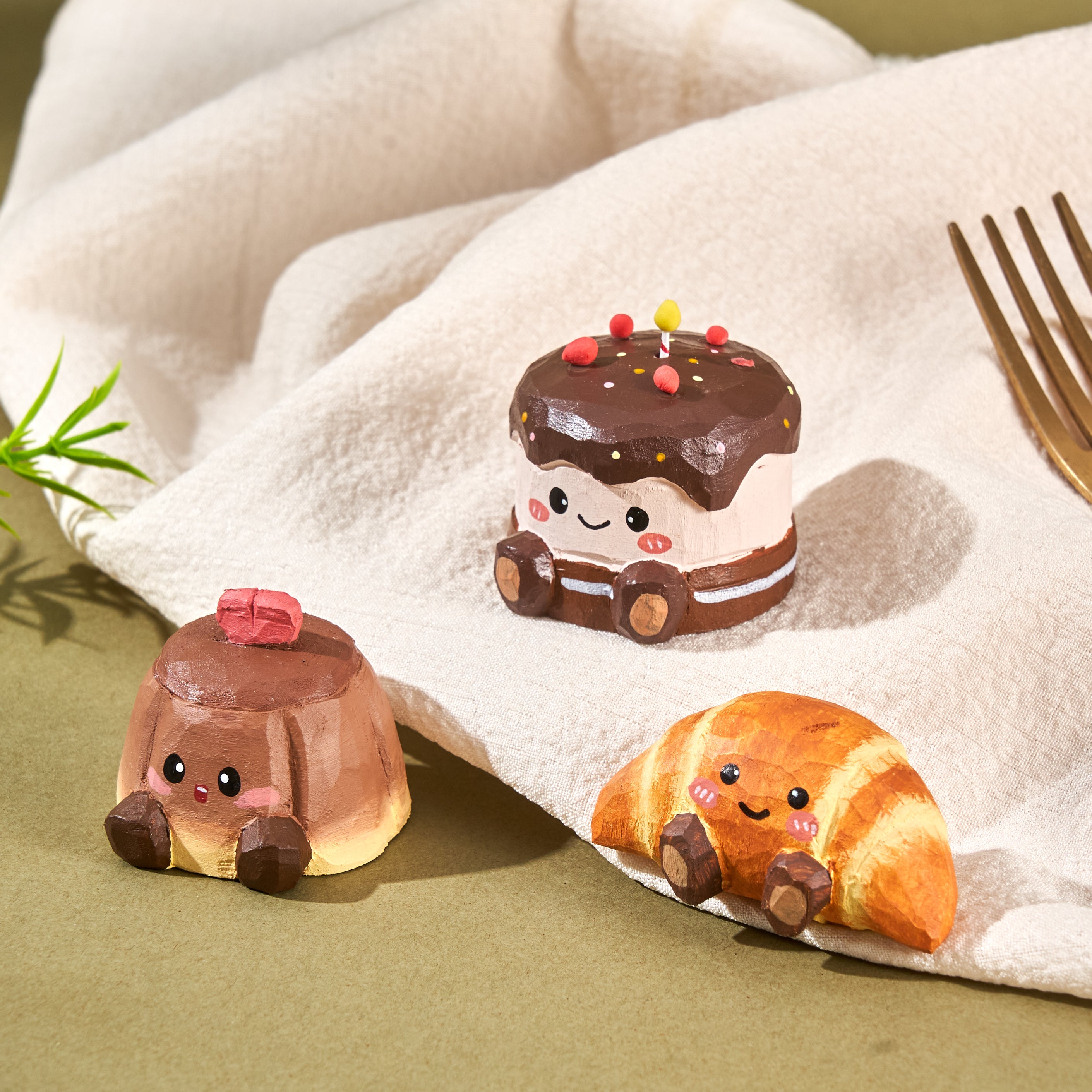 Cappy Carved Wooden Croissant in Cozy Rest – Mokuomo