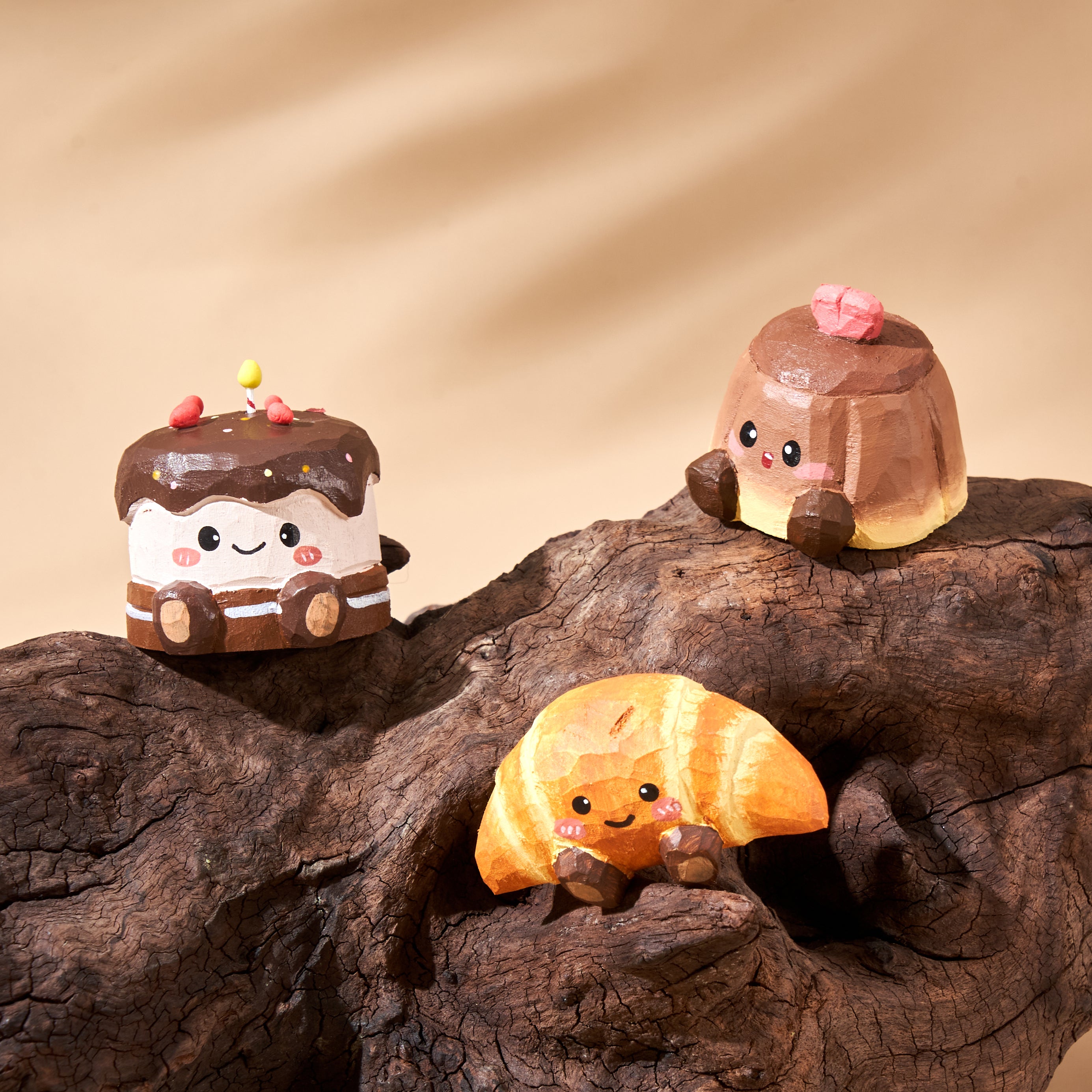 Cappy Carved Wooden Croissant in Cozy Rest – Mokuomo