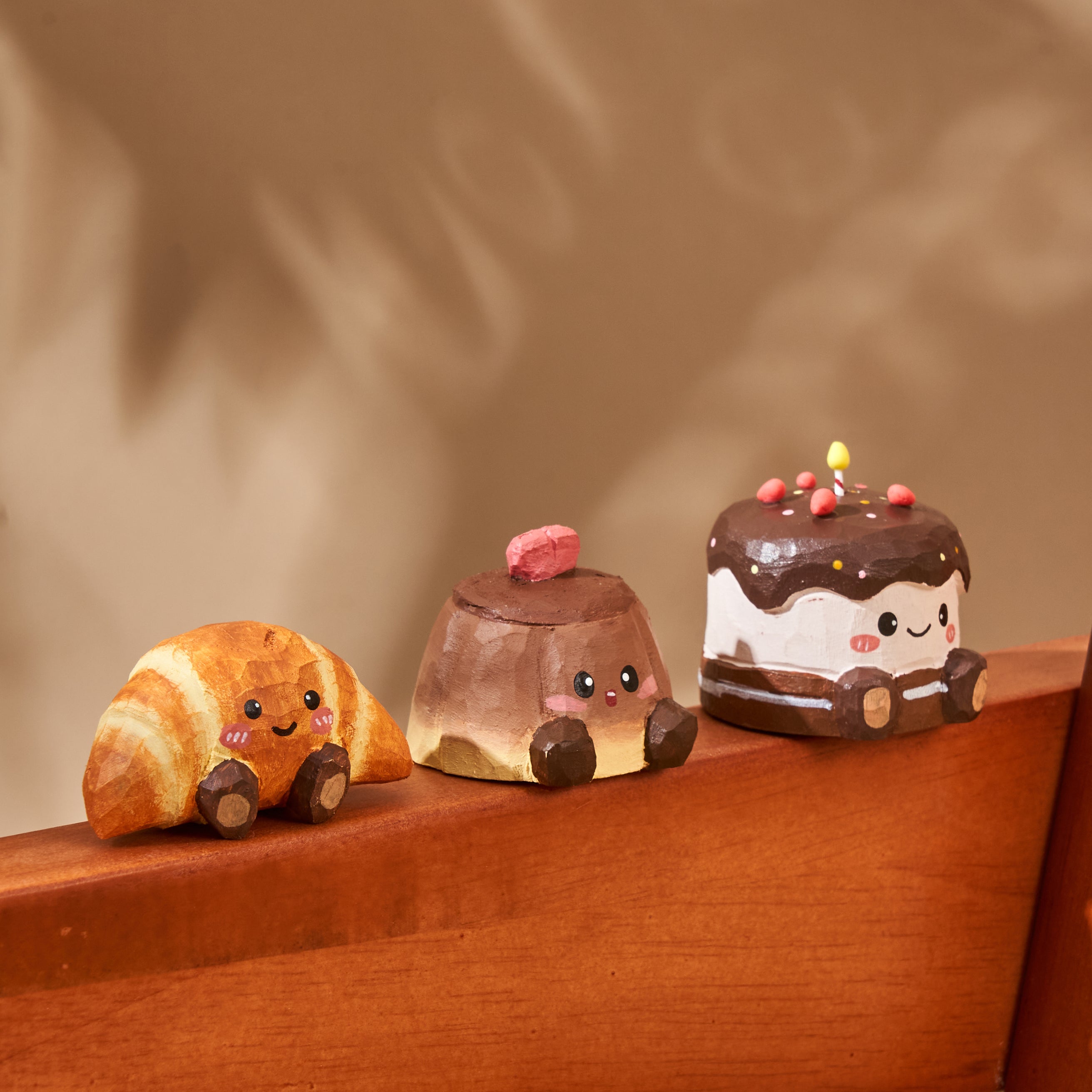 Cappy Carved Wooden Croissant in Cozy Rest – Mokuomo